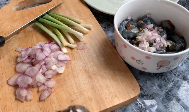 Banh canh gio heo tom recipe - Vietnamese pork shrimp noodles soup