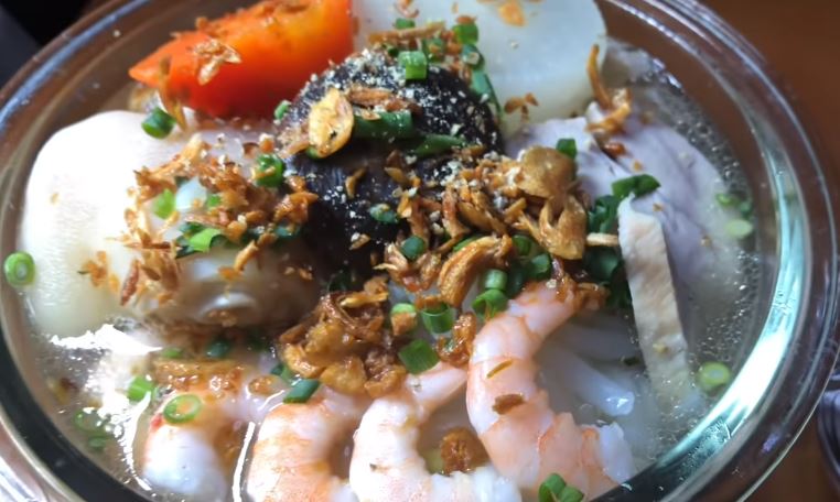 Banh canh gio heo tom recipe - Vietnamese pork shrimp noodles soup