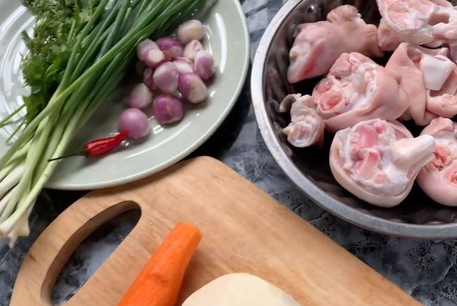 Banh canh gio heo tom recipe - Vietnamese pork shrimp noodles soup