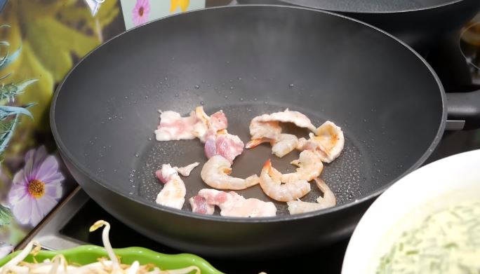 Banh Xeo recipe - Vietnamese Crepes or Pancakes