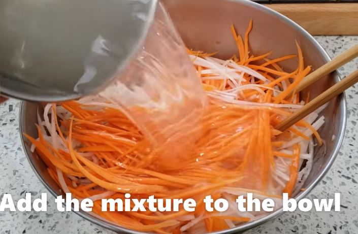 Do Chua recipe - Vietnamese Pickled Carrots and Daikon Radishes