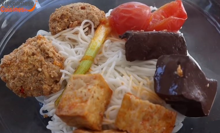 Bún Riêu (Vietnamese Pork, Crab & Tomato Noodle Soup)