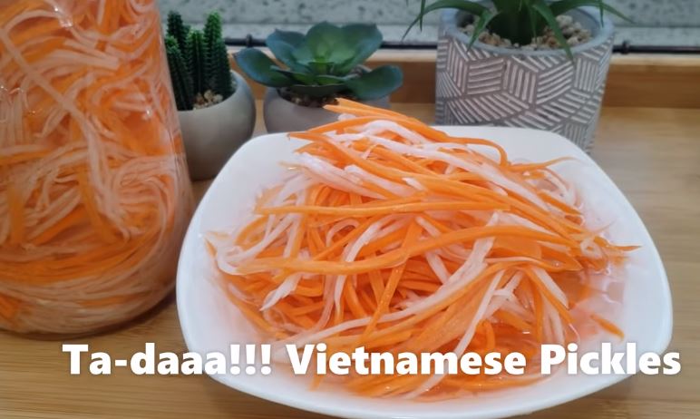 Do Chua recipe - Vietnamese Pickled Carrots and Daikon Radishes