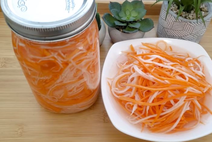 Do Chua recipe - Vietnamese Pickled Carrots and Daikon Radishes
