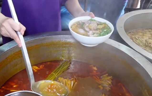 What is Bun Bo Hue ? What a perfect Vietnamese beef soup