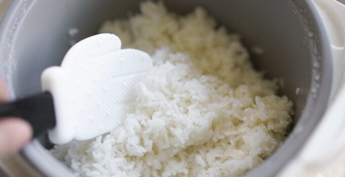 How to cook rice using a rice cooker