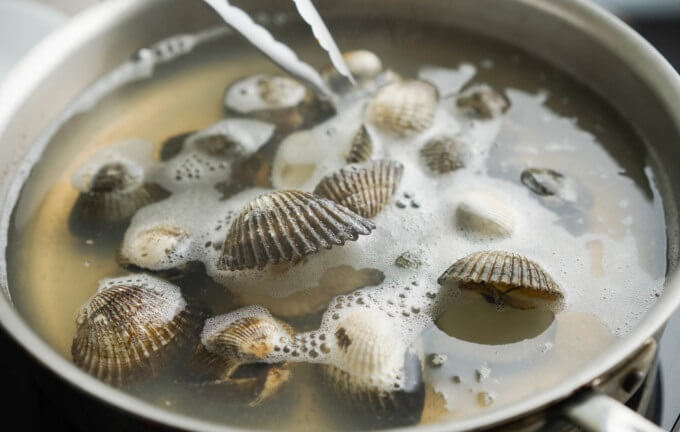 Vietnamese Grilled Clams Recipe (Peanuts, Onions and Garlic)